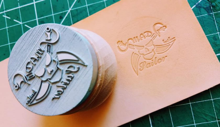 Suchy stempel pieczęć z twoim grawerem grafiki logo lub napisu z ...
